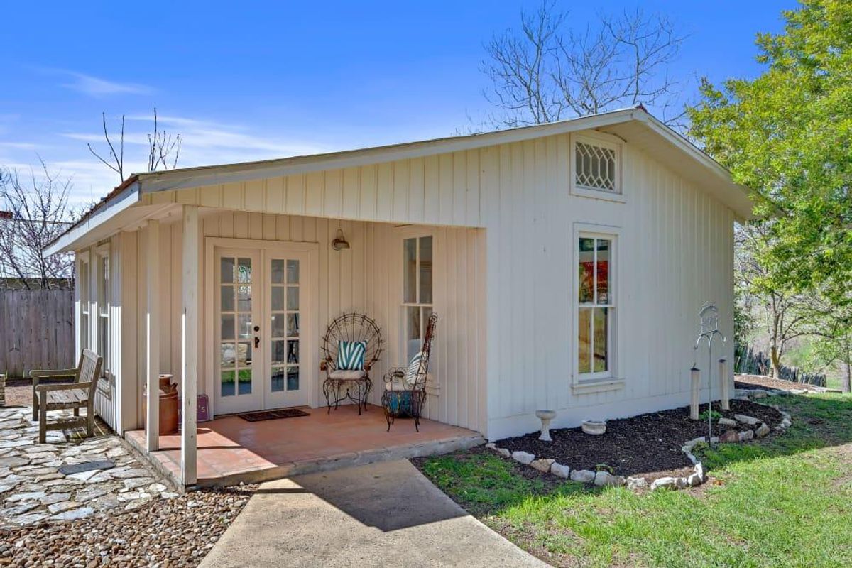 The one-bed, one-bath guest house gives visitors their own space ...