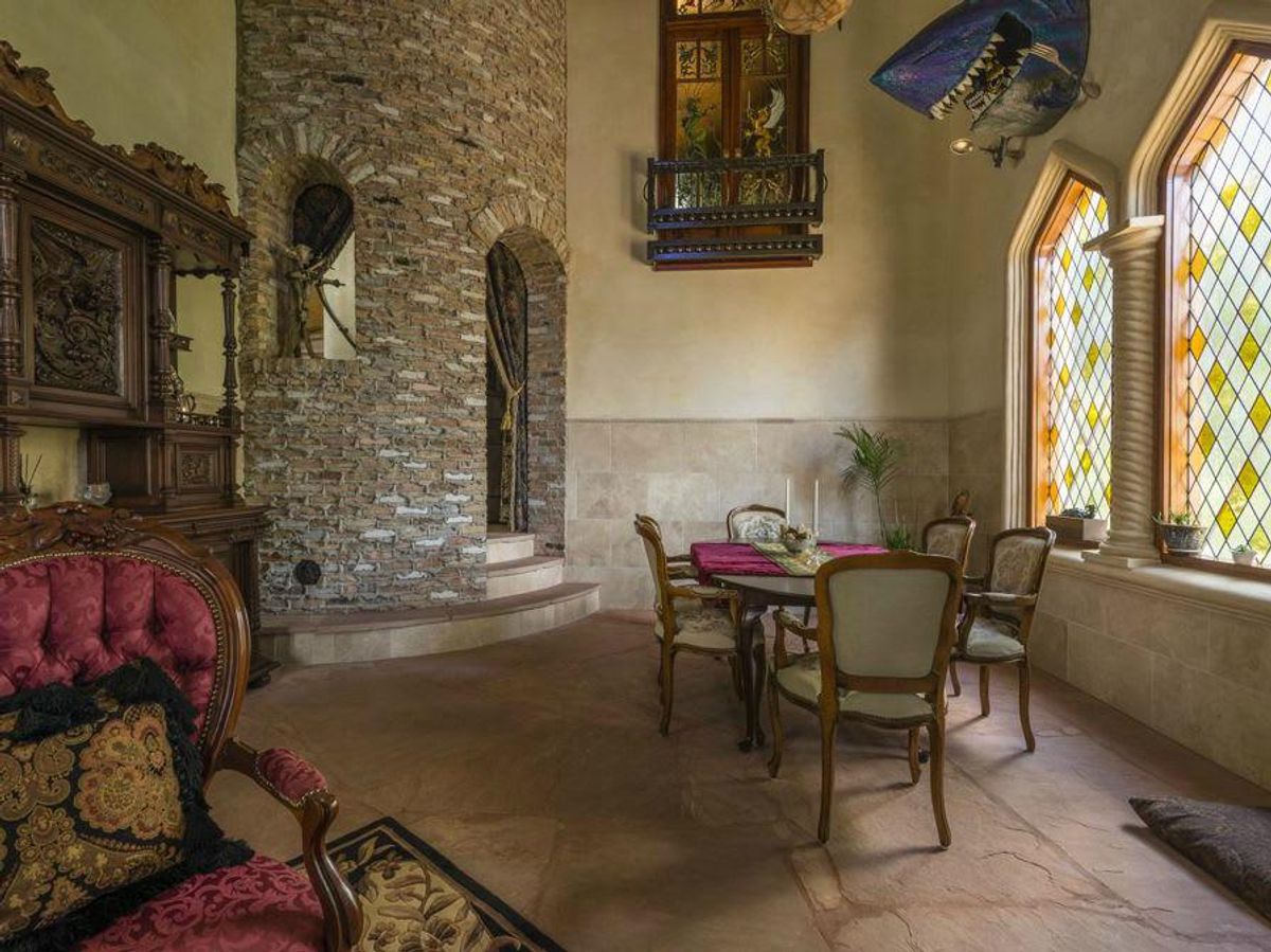 The Johnson Chronister Manor [http://www.weirdhomestour.com ...