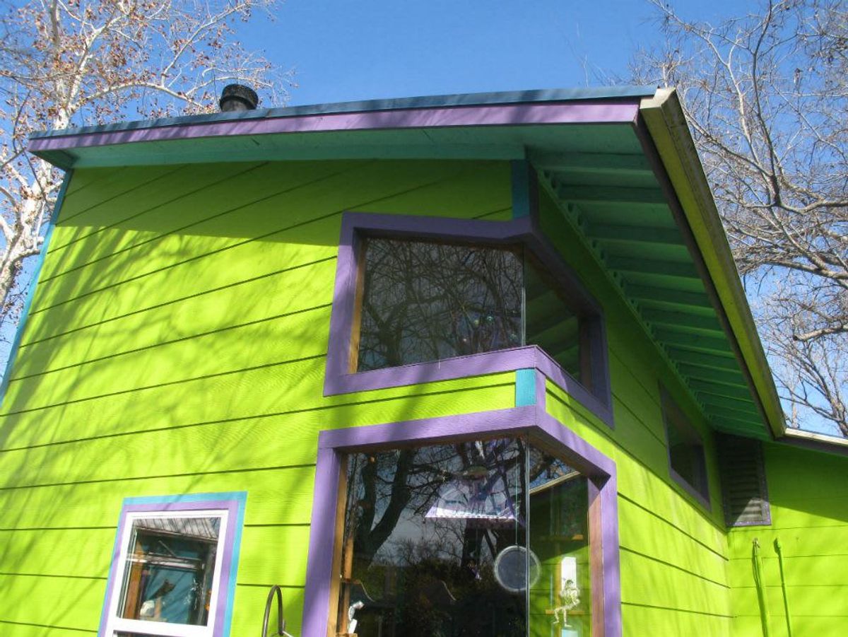 Under the Sea [http: /www.weirdhomestour.com/under-the-sea/] Deep in ...