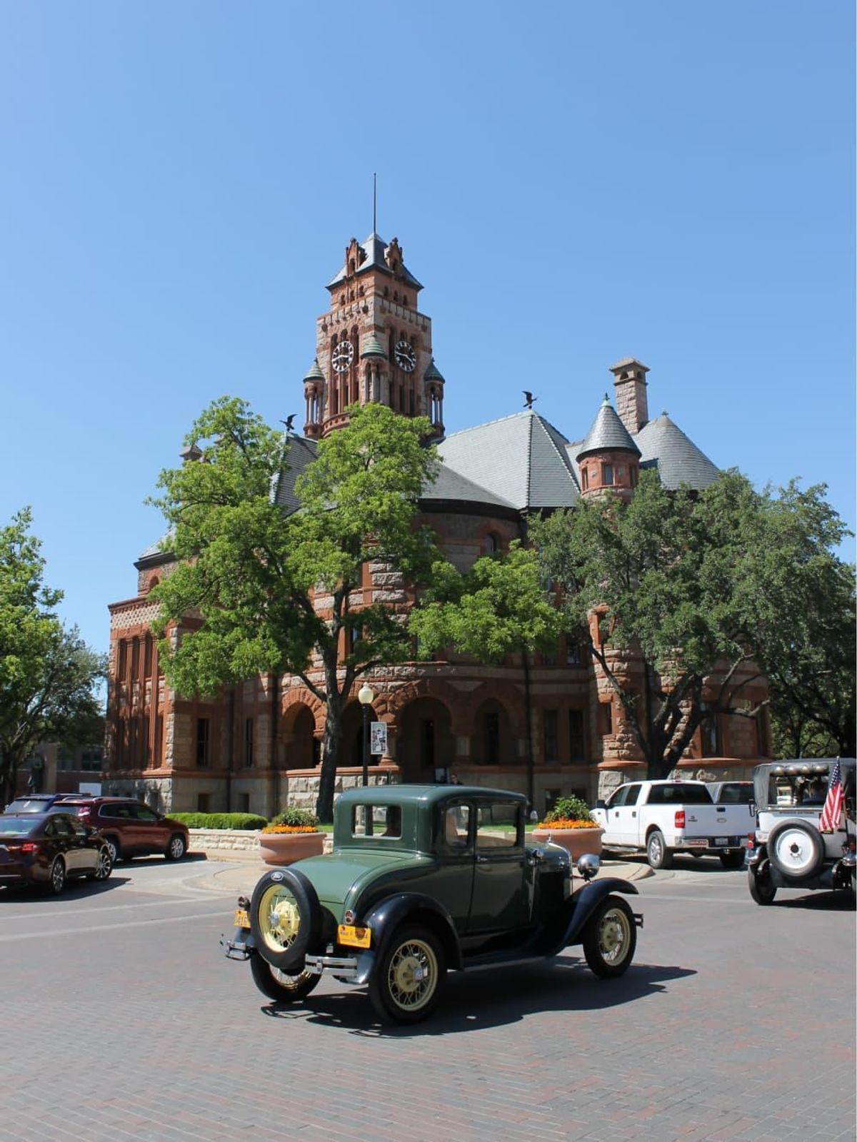The historical Ellis County Courthouse in downtown Waxahachie ...